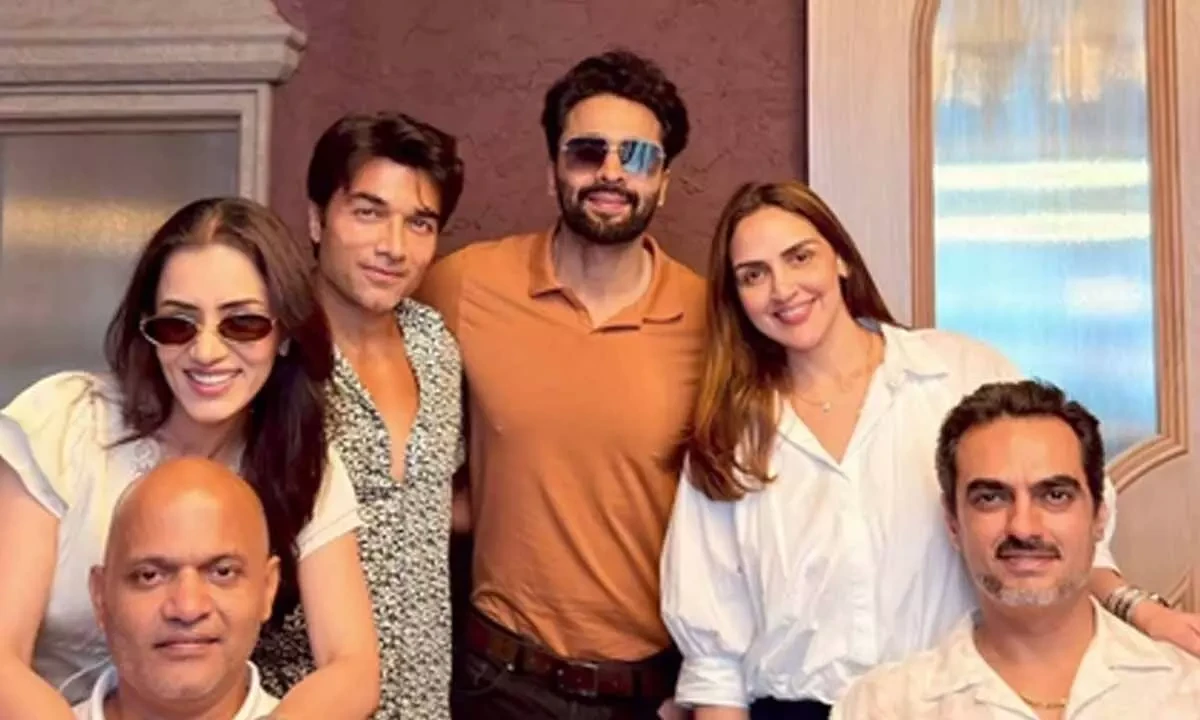 Esha Deol reunites with ex-husband Bharat Takhtani over lunch with ...