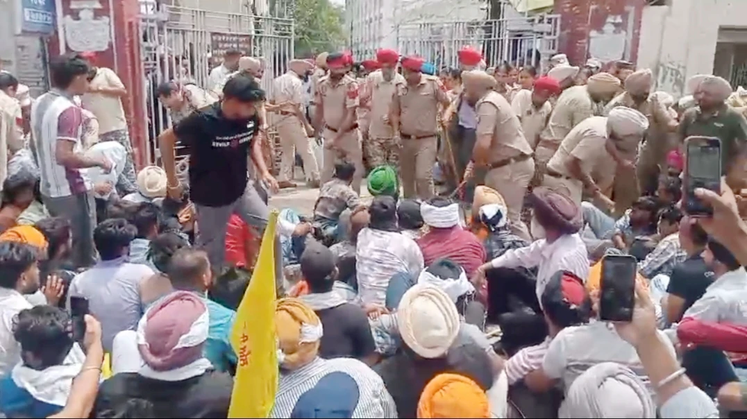 Congress leaders condemn police action against protesting unemployed ...