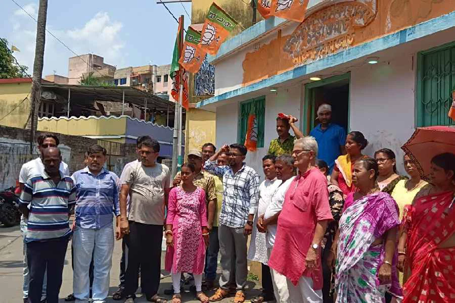 TMC's gift to BJP: Office keys handed over in Nabadwip after power ...