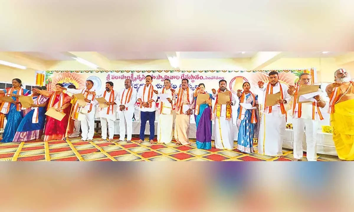 Lakshmi Narasimha temple's new trust board take oath | Dailyhunt