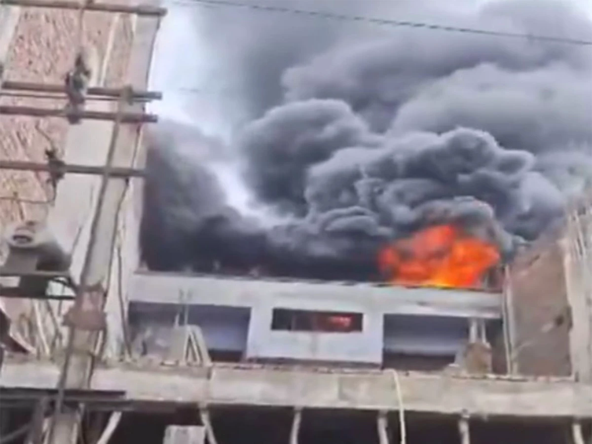 Massive fire breaks out in plastic factory in Narela Industrial Area in ...