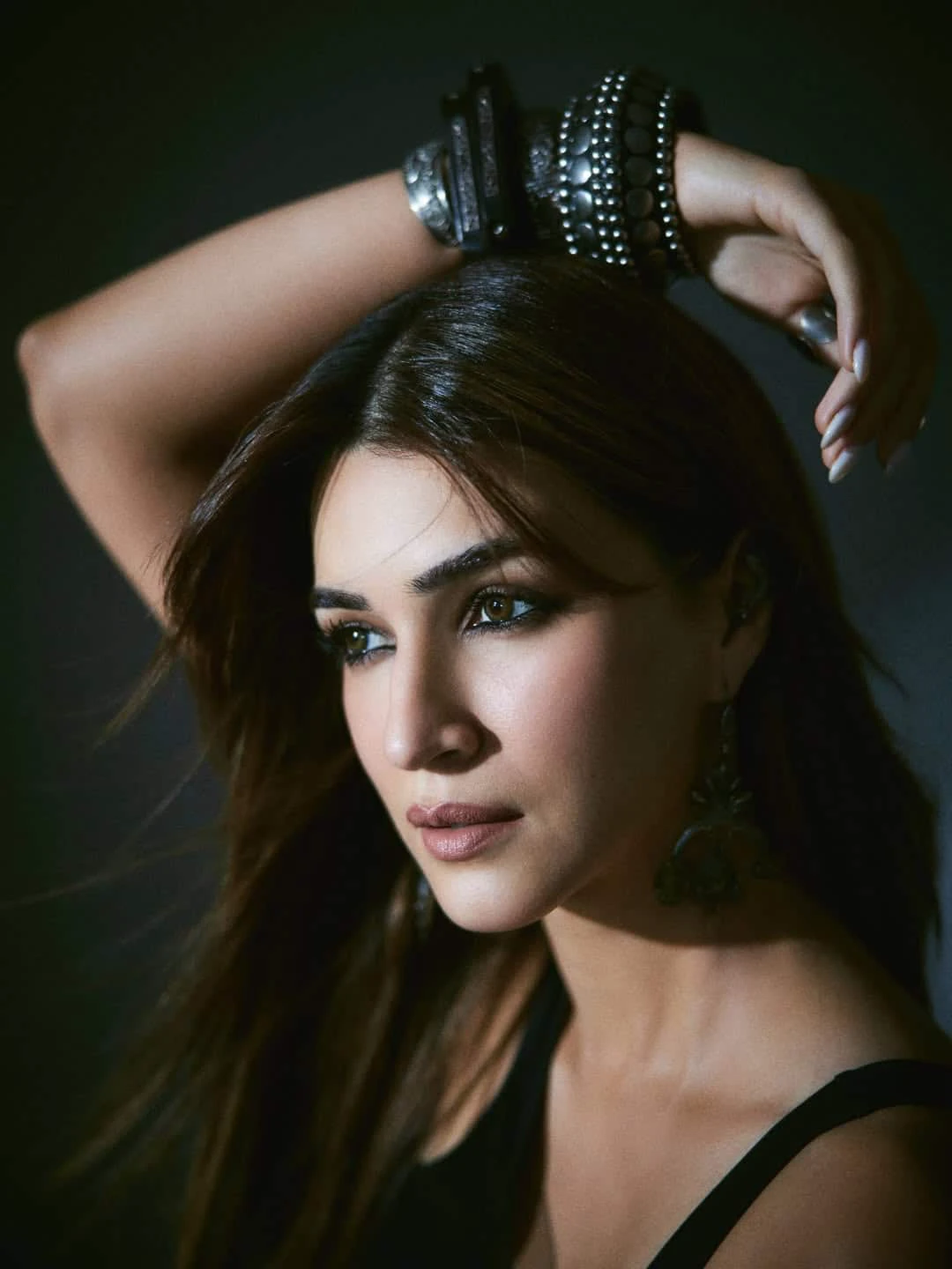 Kriti Sanon Serves Effortless Glam In Monochrome | Dailyhunt