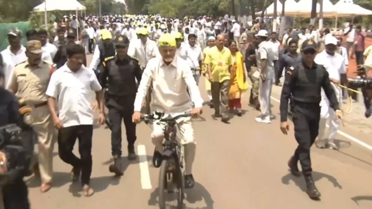 బీచ్ రోడ్డులో ఐదు కిలోమీటర్లు సైకిల్ పై బాబు ప్రయాణం | Dailyhunt