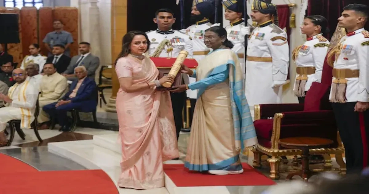 Hema Malini Accepts Posthumous Padma Vibhushan for Late Actor ...
