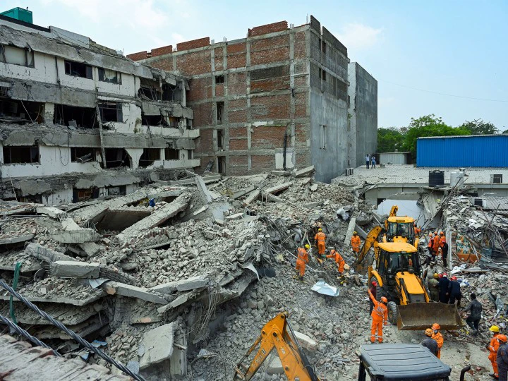Saket building collapse shatters students, disrupts coaching | Dailyhunt