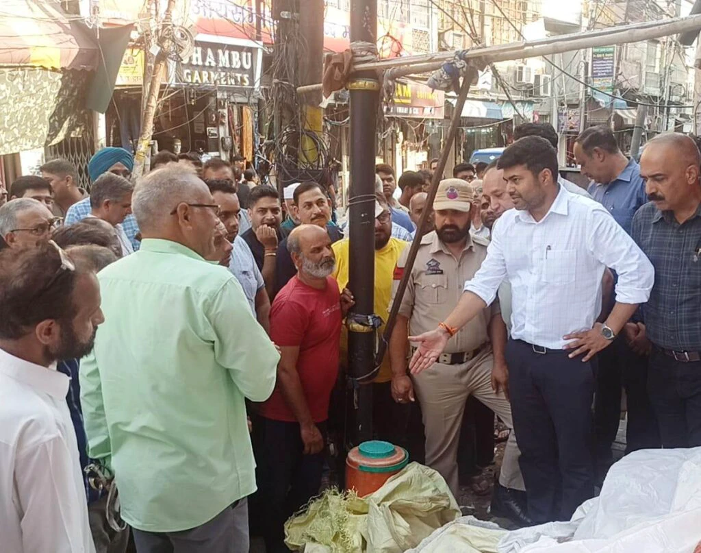 Commissioner JMC inspects encroachment situation in City Chowk ...