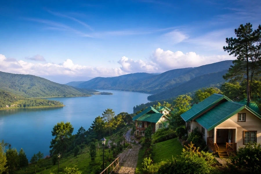 Meghalaya's Tourism Shift: Local Families Lead the Way | Dailyhunt