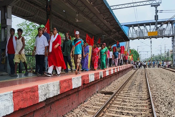 Hawker movement উচ্ছেদ আটকাতে সোদপুরে রাত পাহারার পর সকালে মিছিল ...