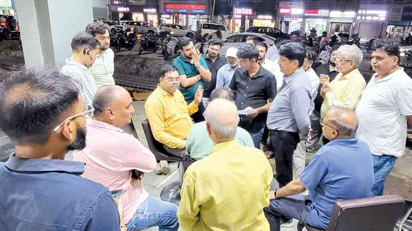 ગાંધીધામની ઝવેરી બજાર પાસે નિર્મિત વરસાદી પાણીનાં નાળાં ઉપર પાર્કિંગ ...