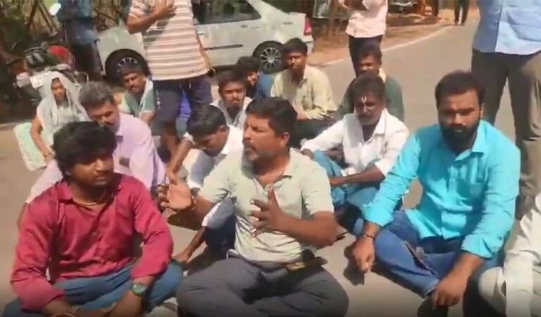 Farmers protest procurement delays, set paddy sacks on fire in Yadadri ...