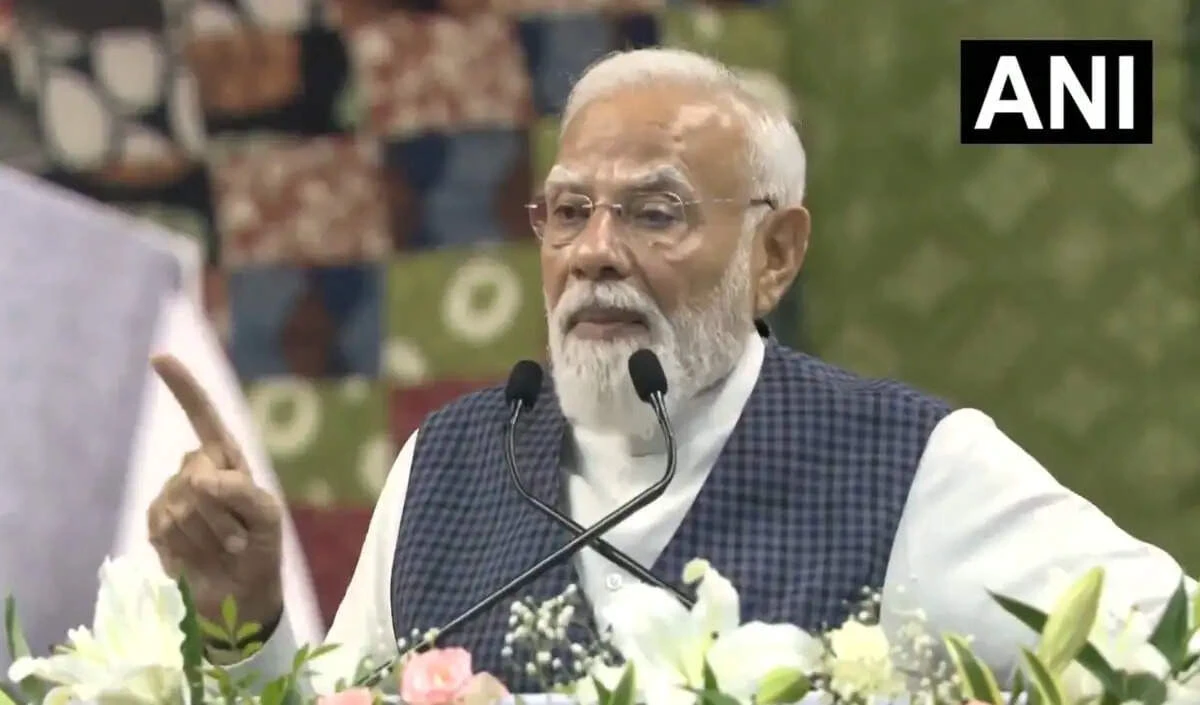 PM Modi Criticizes Congress During Surat Rally, Emphasizes Self ...