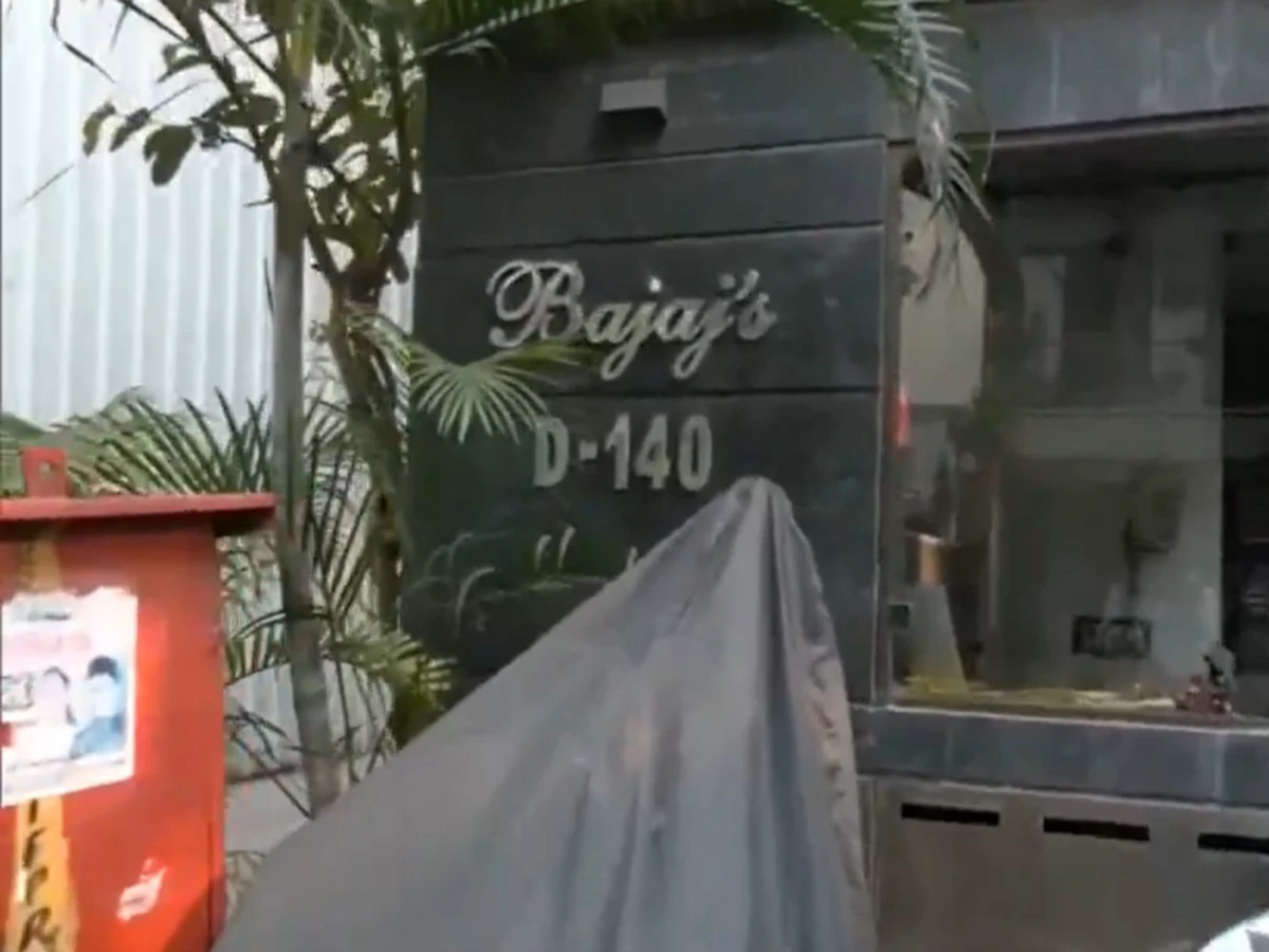 Delhi police launch manhunt for hotel owner after Malviya Nagar fire ...