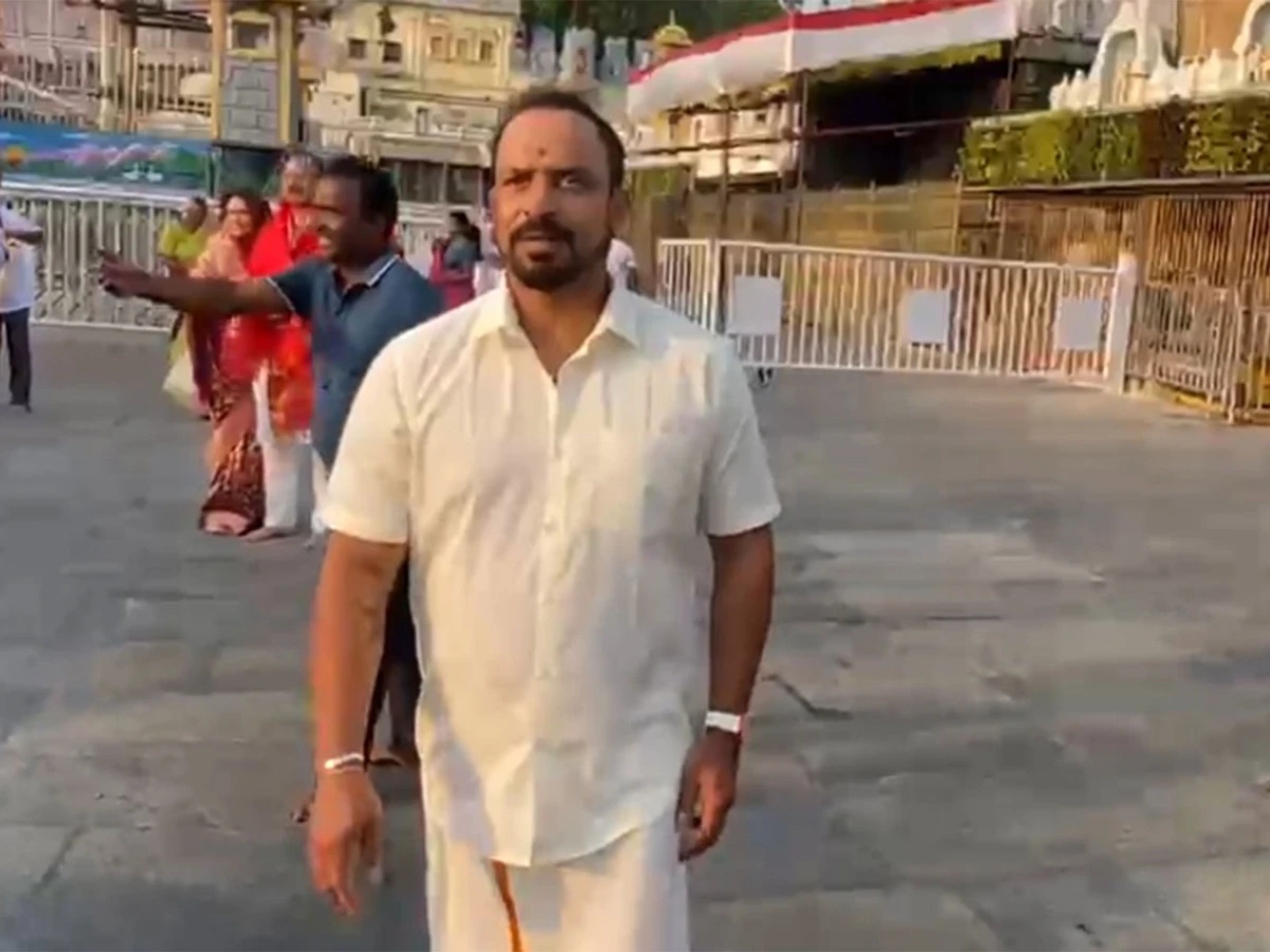 Team India fielding coach T Dilip visits Tirumala Venkateswara Temple ...