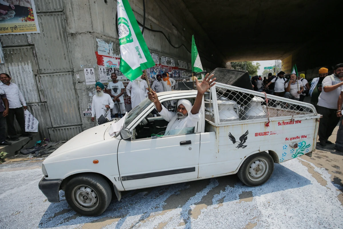 Farmers dump milk on Amritsar roads to lodge protest against spurious ...