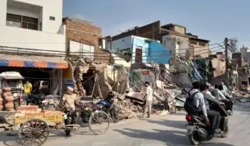 करावल नगर के Dayalpur में MCD का एक्शन! सड़क किनारे बने सैकड़ों मकानों ...