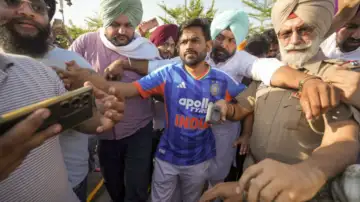 PM must choose between students and an 'incompetent' minister: Dipke ...