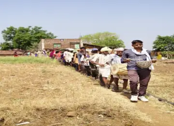 सरकारची वाट न पाहता गाव उभं राहिलं; आदिवासींच्या 'हलम्याने' वाचवली ...
