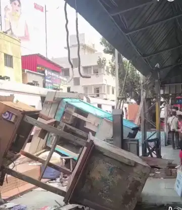 As the BJP Government Bulldozes Bengal's Hawkers, Resistance Sprouts ...