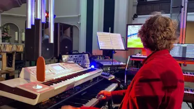 Berlin musician turns Germany football opener into musical spectacle ...