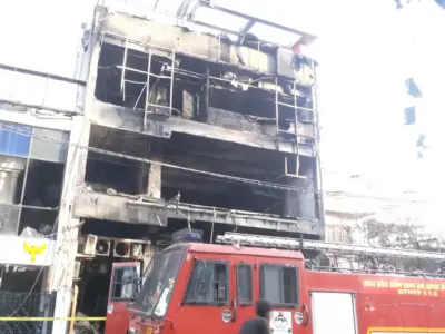 SDRF cut two large holes to enter building during Lucknow fire rescue ...