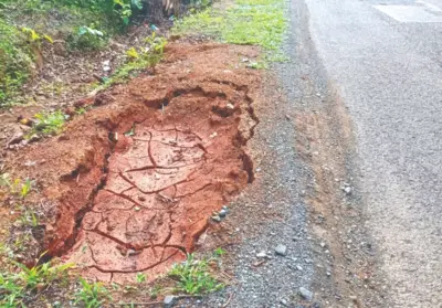 danger ಅಪಾಯಕ್ಕೆ ಆಹ್ವಾನಿಸುತ್ತಿವೆ ಹೊಂಡಗಳು ! | Dailyhunt
