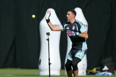 Emiliano Martinez recovers from fractured finger, returns to full ...