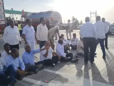 Karnataka police stop Maharashtra Ekikaran Samiti workers at Hattargi ...
