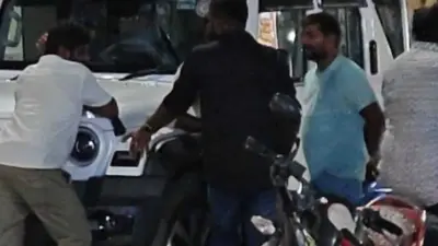 Telangana: Drunk men block traffic, create ruckus in Nalgonda | Dailyhunt