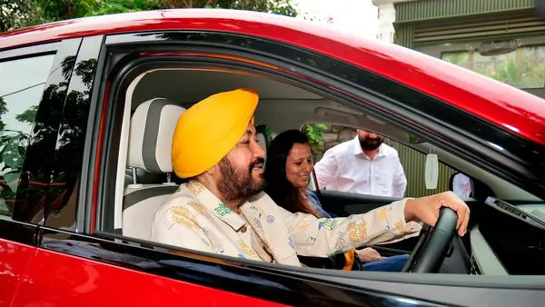 Punjabi singer, Daler Mehndi takes delivery of Mahindra XEV 9e electric ...