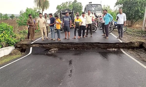 Chincholi bridge collapses after heavy rain on main canal road; major ...