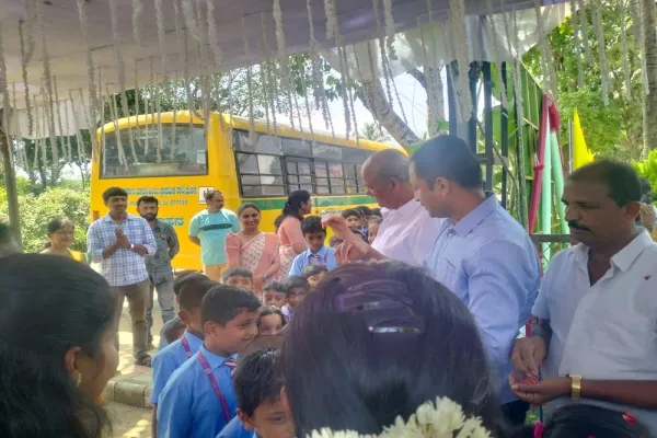 ಸರ್ಕಾರಿ ಶಾಲೆ ಮಕ್ಕಳನ್ನು ಕರೆತರಲು ಬಸ್‌ವ್ಯವಸ್ಥೆ | Dailyhunt