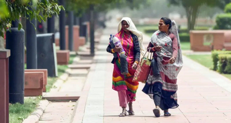 Delhi reels under heatwave, mercury crosses 45 degrees Celsius | Dailyhunt