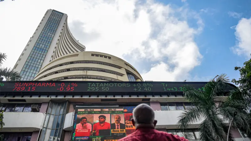 Stock markets tumble in early trade; Sensex tanks 700 points | Dailyhunt