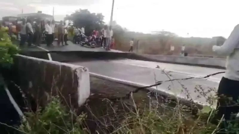 Bridge collapses near Chimmanachod village due to heavy rain | Dailyhunt