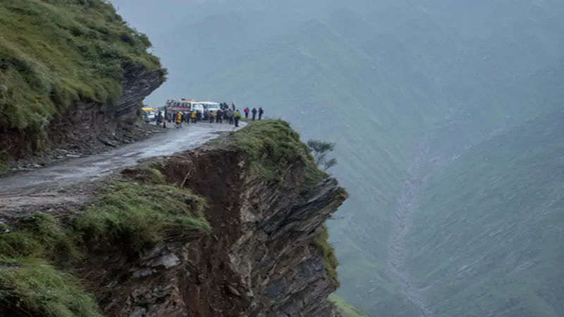 Eight Killed as Car Falls Into Deep Gorge on Chamba's Deadly Sach Pass ...