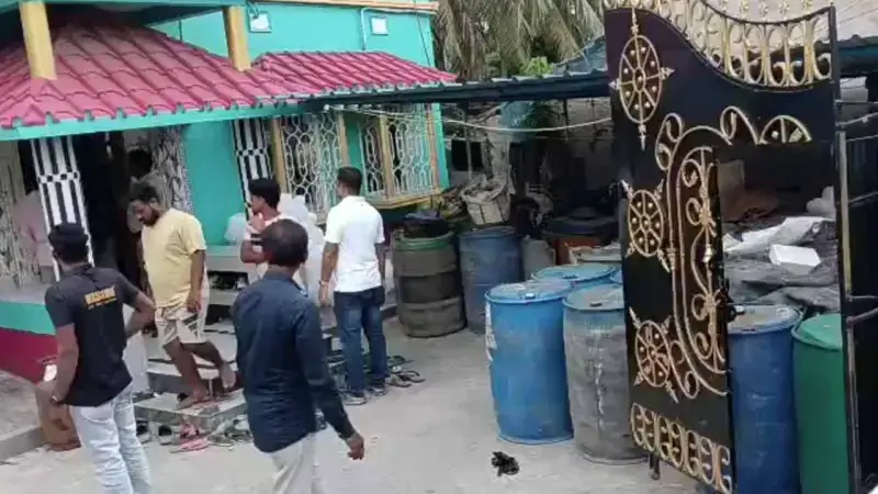 বাংলাদেশের জাহাজ থেকে তেল চুরি, নামখানায় তৃণমূল নেতার বাড়ি ঘিরে ...