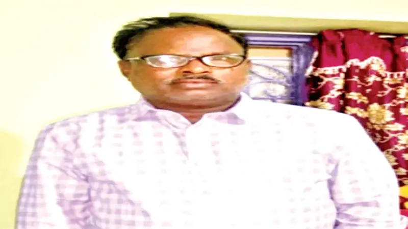 daughter on a Bus... కూతురిని బస్సు ఎక్కించి వస్తుండగా.. | Dailyhunt