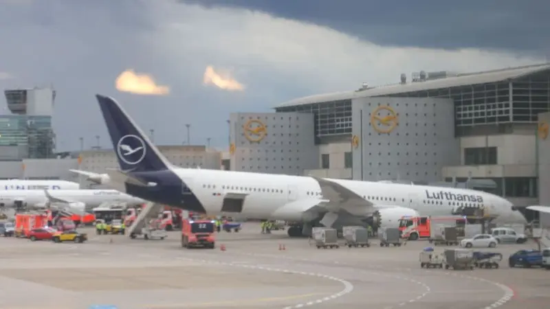 Lufthansa Boeing 787 suffers landing-gear failure at Frankfurt gate ...