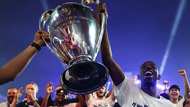 PSG celebrate with Macron at Elysee Palace | Dailyhunt