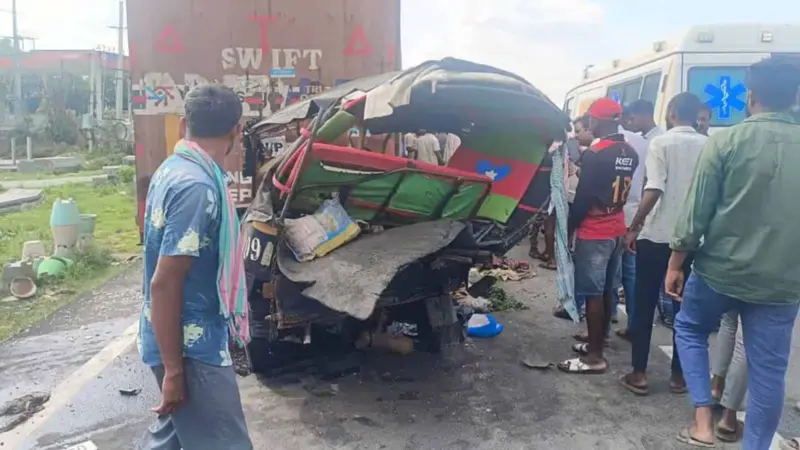 Six migrant workers killed in container-auto collision on NH 44 | Dailyhunt
