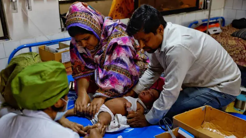 হামে দু'মাসে মৃত্যু ৪৫১ শিশুর! আতঙ্ক বাড়ছে বাংলাদেশে, ইউনূসের ...
