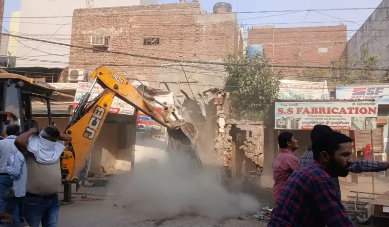 करावल नगर के Dayalpur में MCD का एक्शन! सड़क किनारे बने सैकड़ों मकानों ...