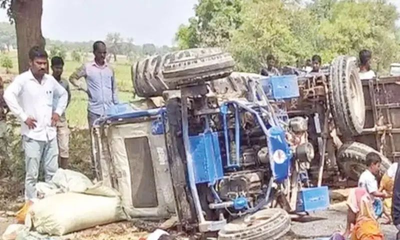 2 killed after tractor-trolley with labourers overturns | Dailyhunt