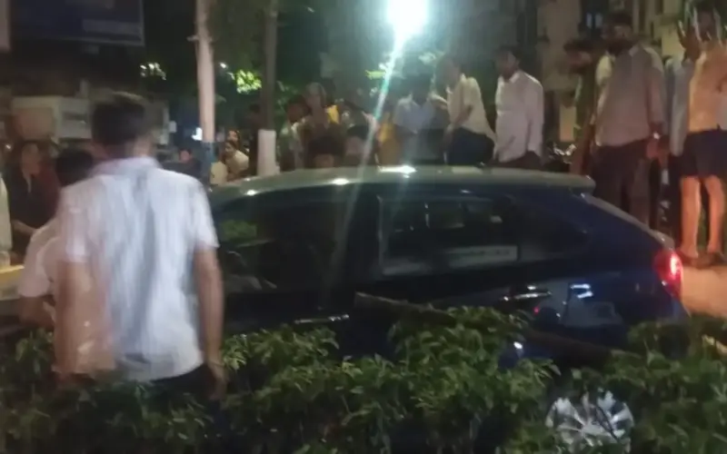 Drunk Teen Driver Crashes Car Off Garware Bridge In Pune | Dailyhunt
