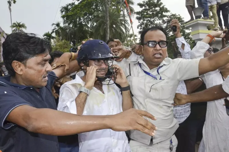 Mob Throws Stones, Eggs At TMC Leader Abhishek In Bengal | Dailyhunt