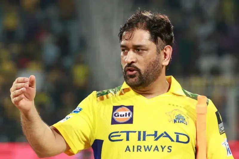 Thala's Poignant Last Wave! Emotional MS Dhoni Hugs Suresh Raina ...