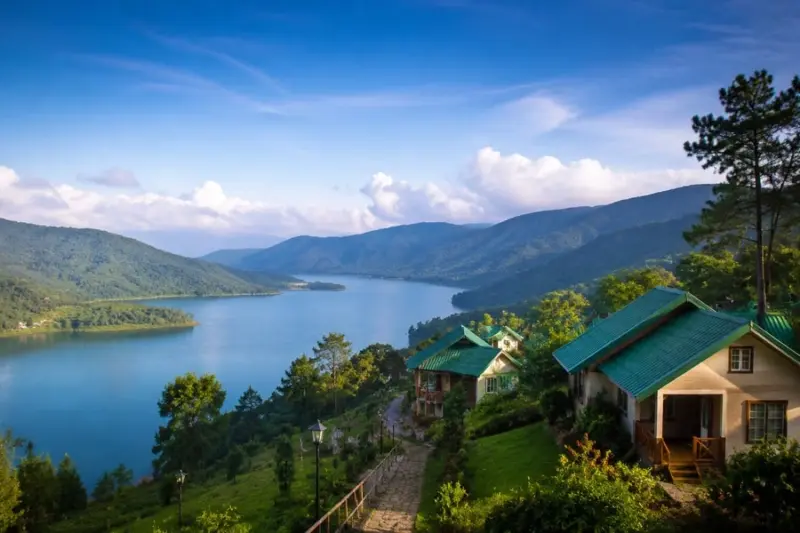 Meghalaya's Tourism Shift: Local Families Lead the Way | Dailyhunt