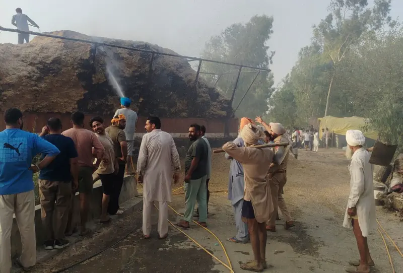 Driver averts mishap as straw-laden truck catches fire near Faridkot ...