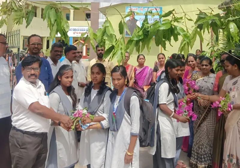 ಶಾಲೆಯಲ್ಲಿ ಕಳೆಗಟ್ಟಿದ ವಾತಾವರಣ school | Dailyhunt