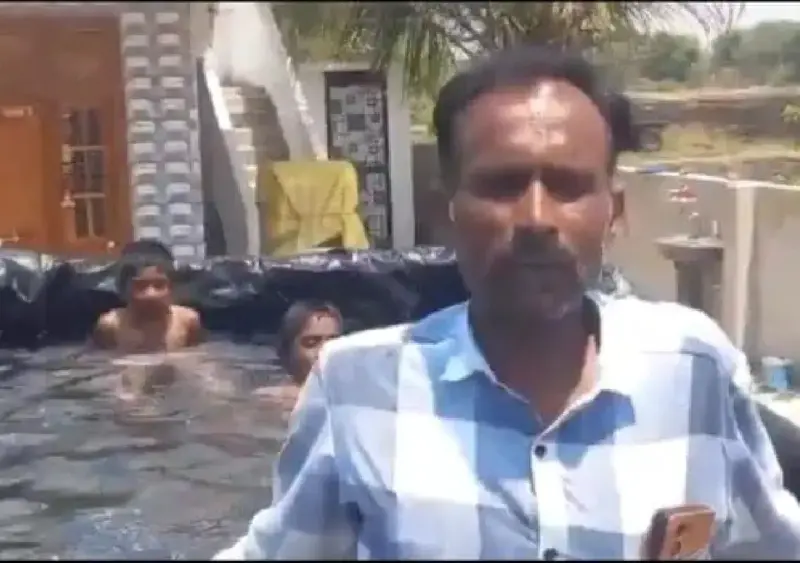 Tractor trolley becomes summer pool for village children | Dailyhunt